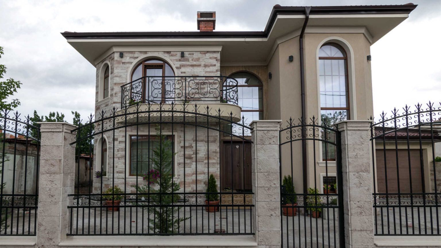 Thermostone® Experts in custom decorative artificial stone coverings.